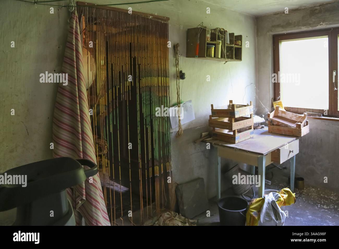 Lost Places, abandoned house, empty building, workshop, outbuilding ...