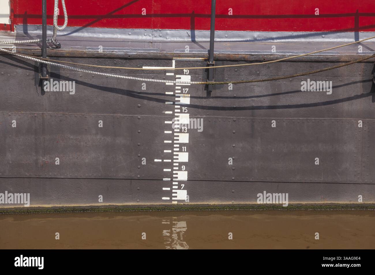 Boat draught markings hi-res stock photography and images - Alamy