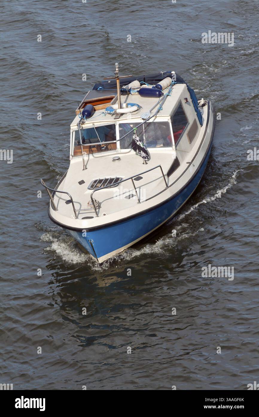 Tugboat down river hi-res stock photography and images - Alamy