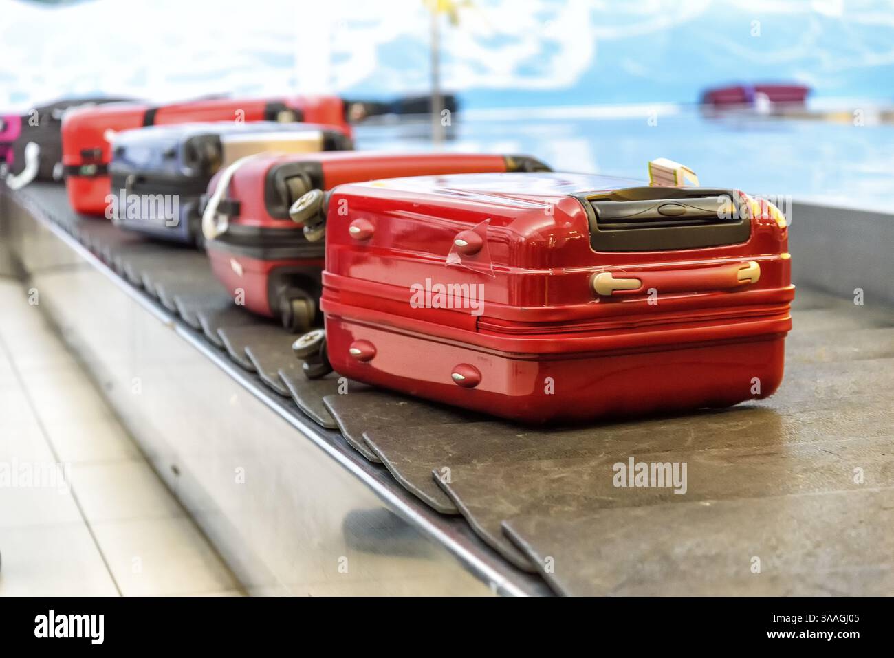 Luggage carousel in airport hi-res stock photography and images - Alamy