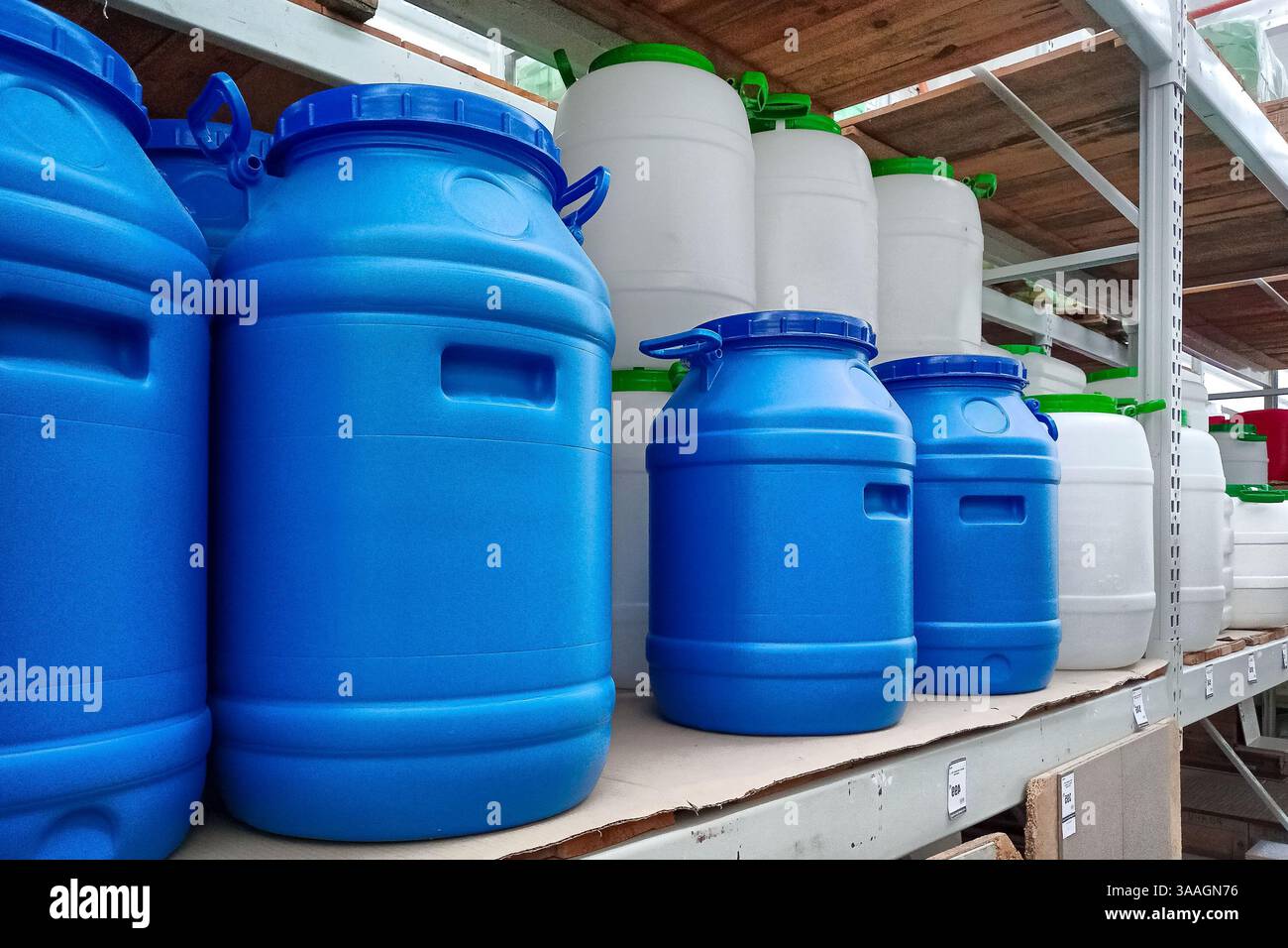 Emptystorage hi-res stock photography and images - Alamy