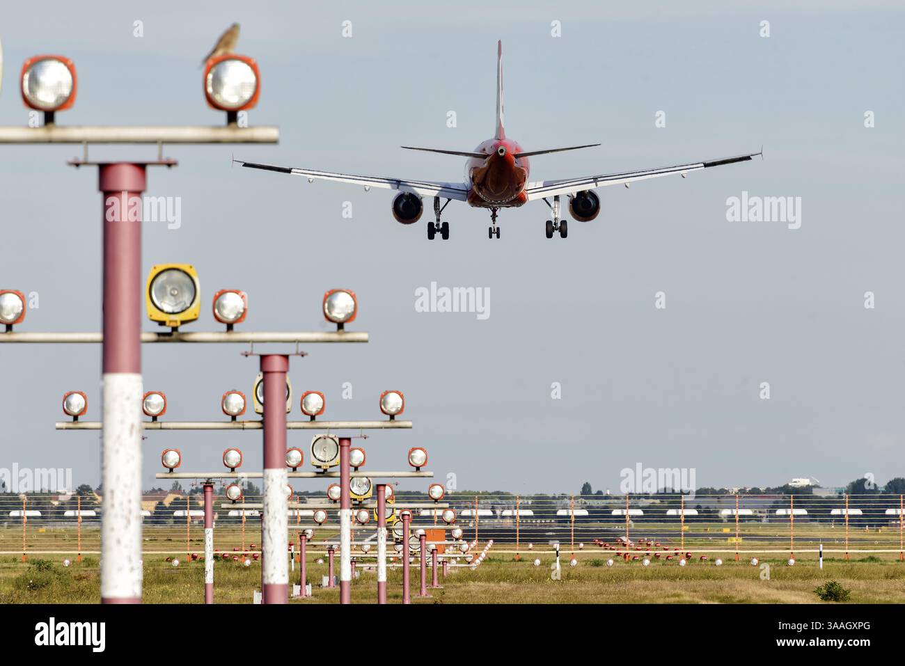 Aircraft approach path hi-res stock photography and images - Alamy