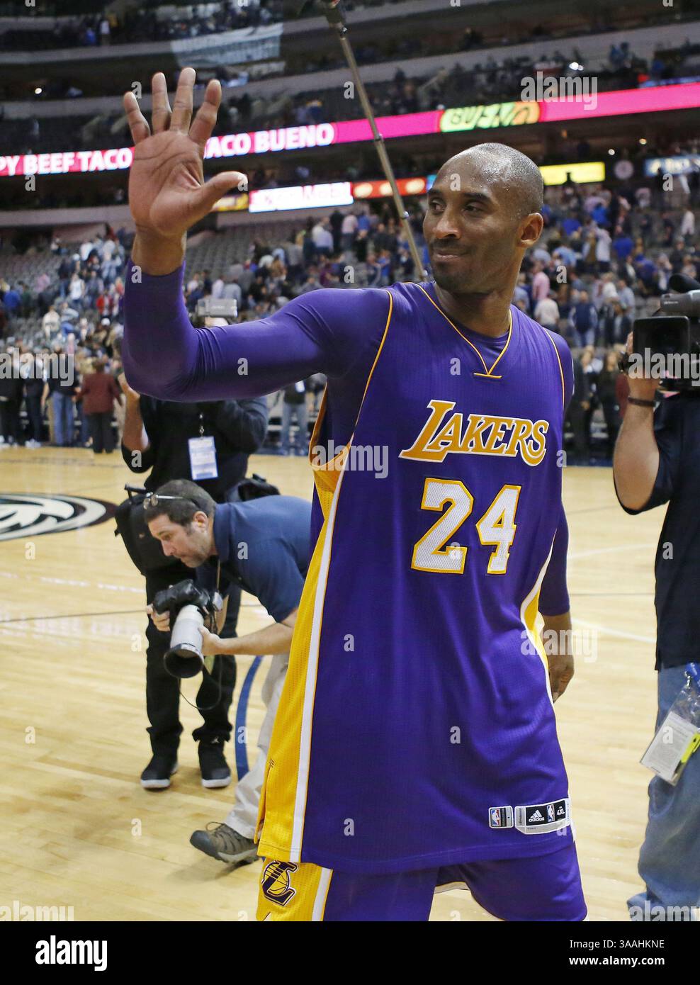 Lakers fans los angeles cheering hi-res stock photography and images ...