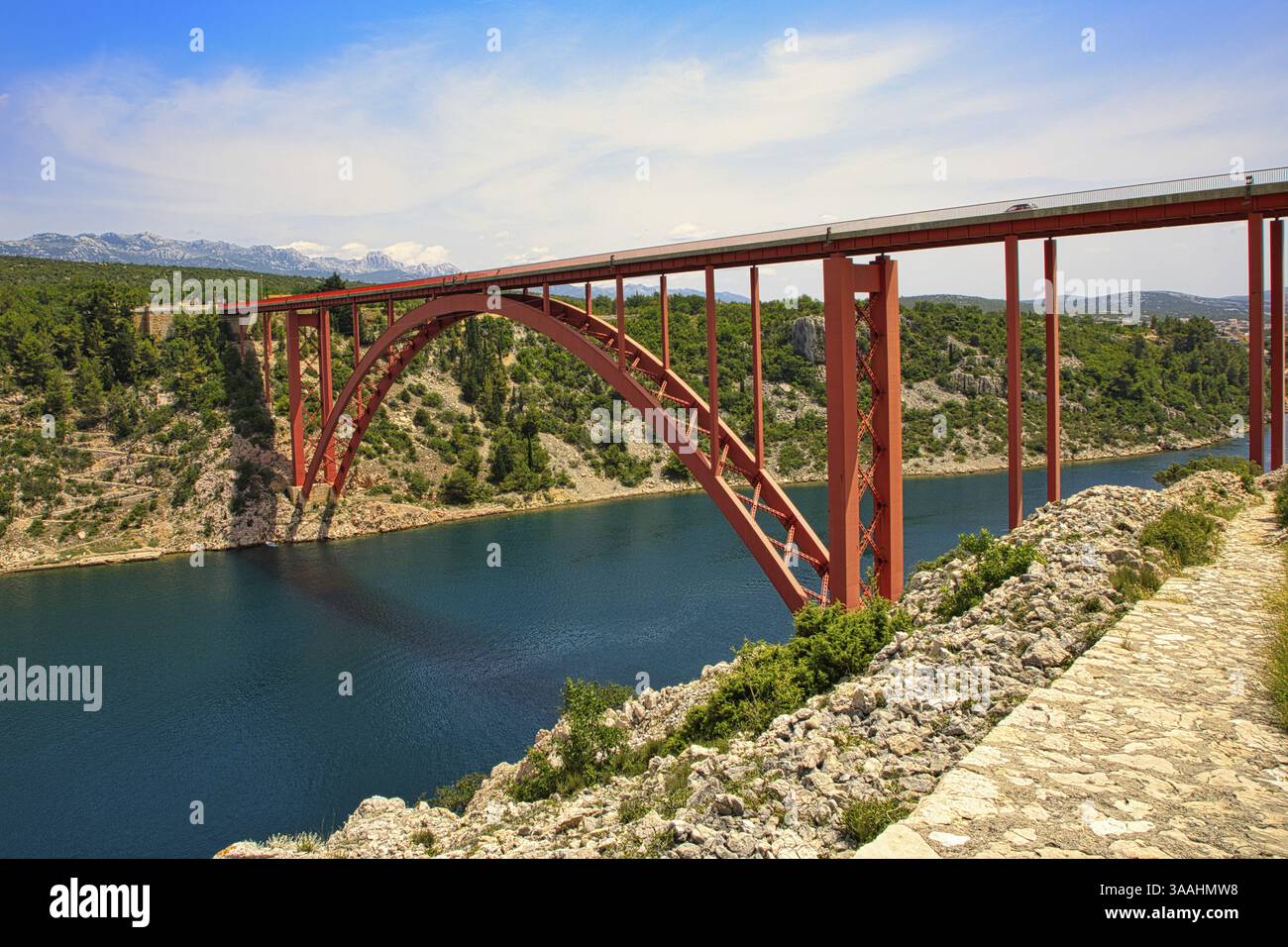Arch bridge surrounded green hi-res stock photography and images - Alamy