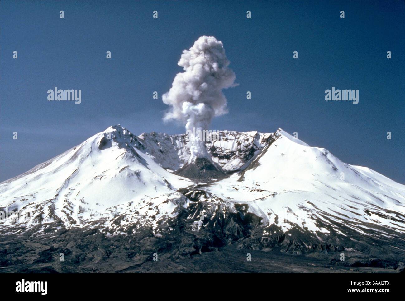 May 18, 1982 - Castle Rock, Washington, USA - A plume of steam rises ...