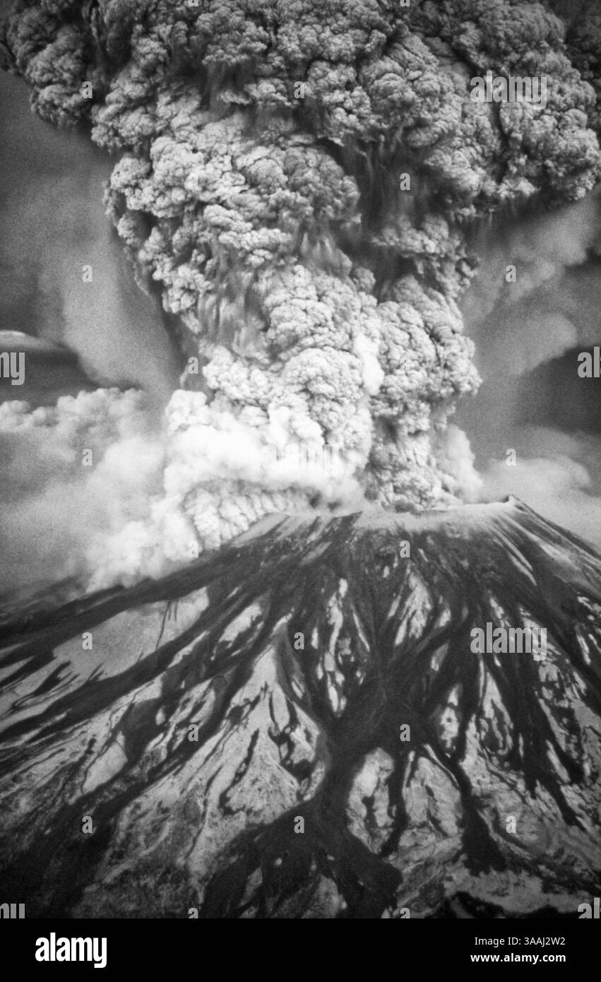 May 18, 1980 - Castle Rock, Washington, USA - Mount St Helens exploding ...