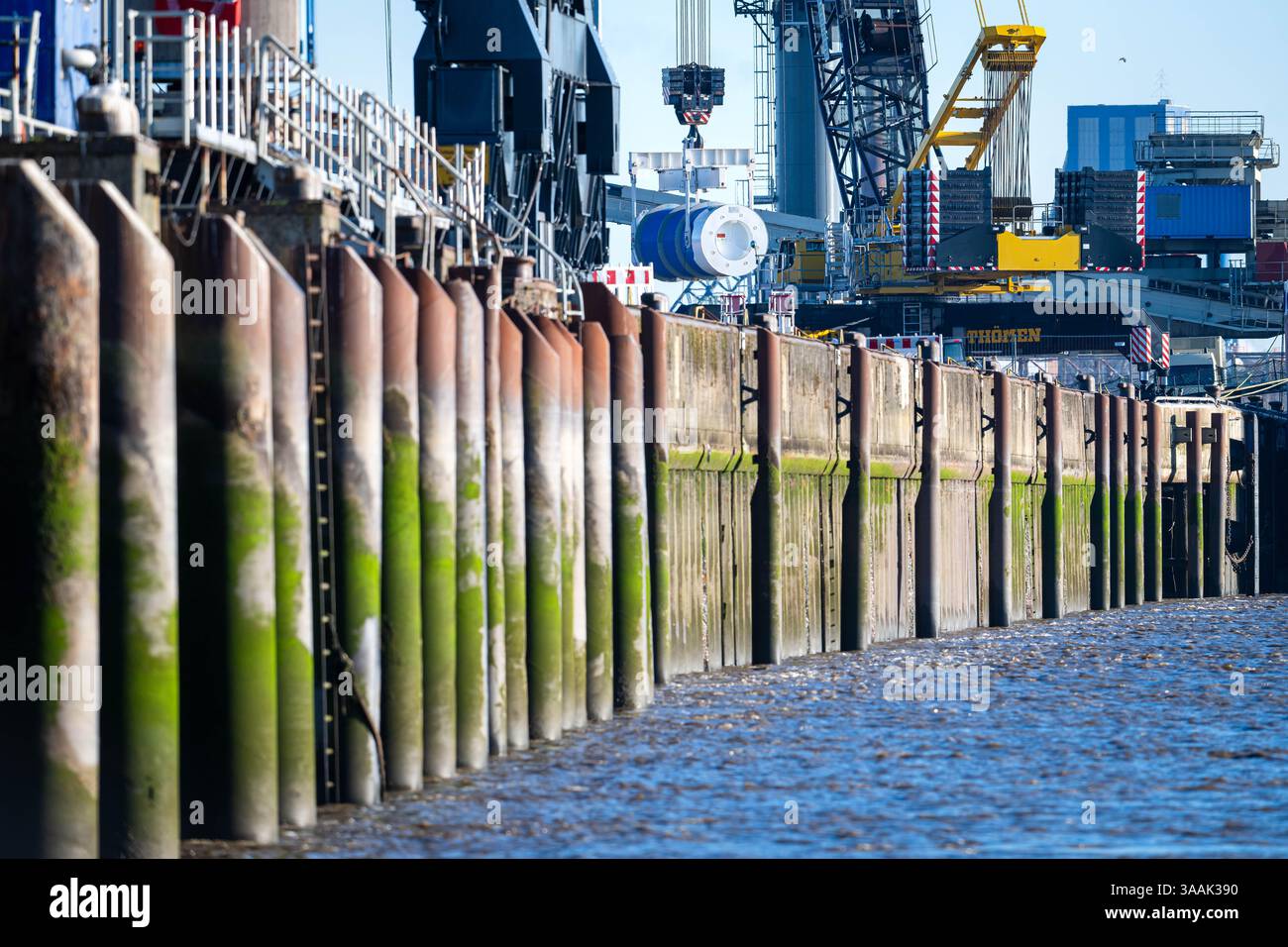 Nordenham, Germany. 01st Apr, 2025. A Castor container is loaded. The ...