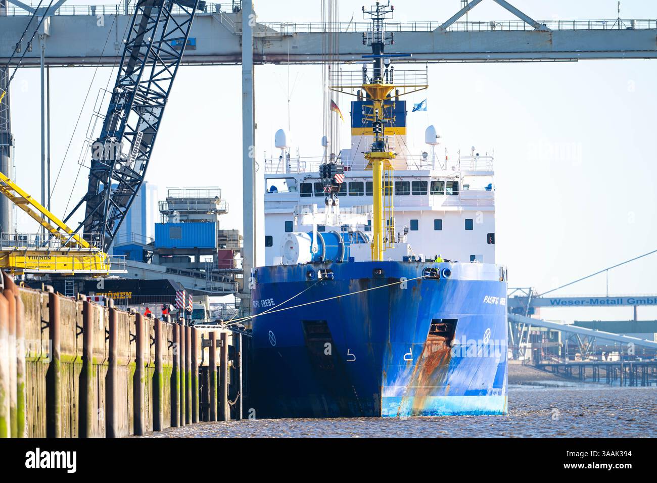 Nordenham, Germany. 01st Apr, 2025. A Castor container is lifted from ...