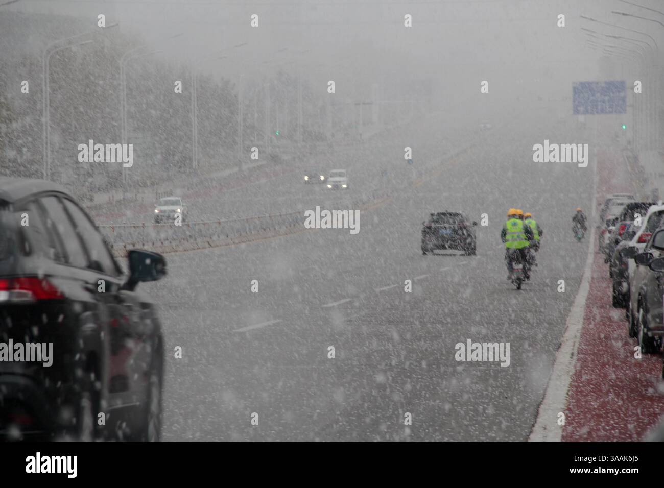 A heavy snowfall hits Weihai City, east China's Shandong Province, 29 ...