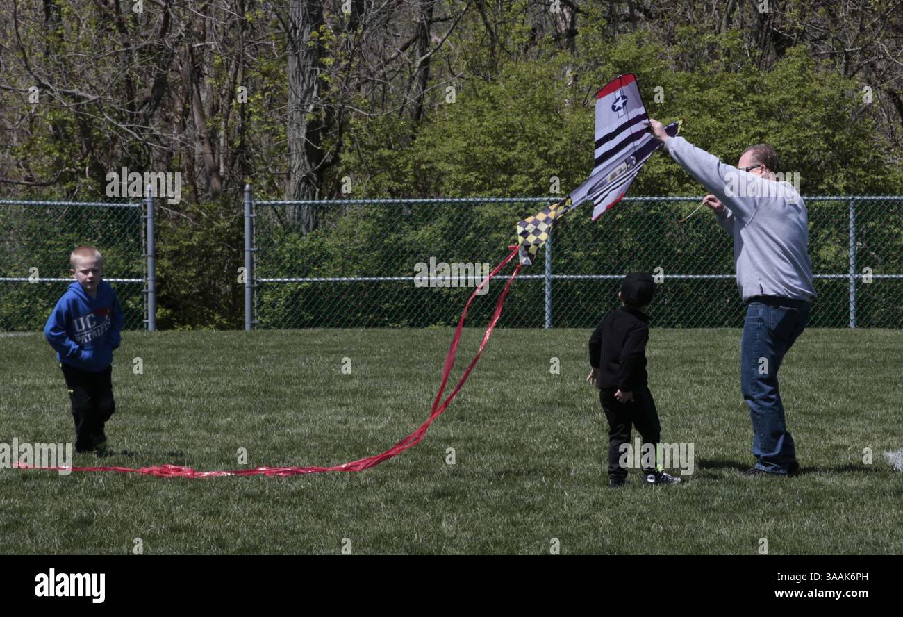 Grandchildren flying a kite hi-res stock photography and images - Alamy
