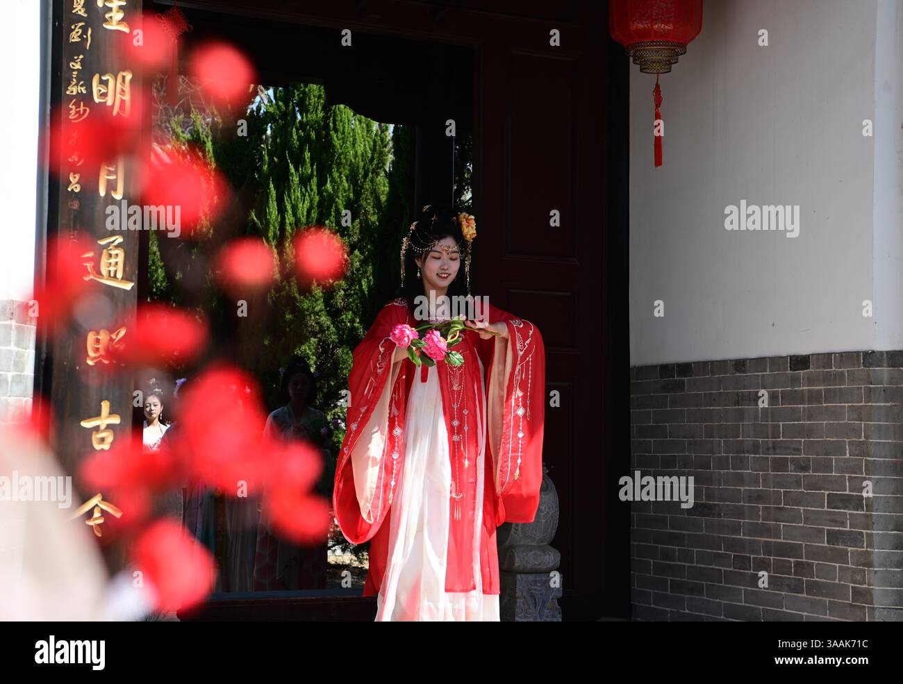 People admire spring scenery in hanfu in Liaocheng City, east China's ...