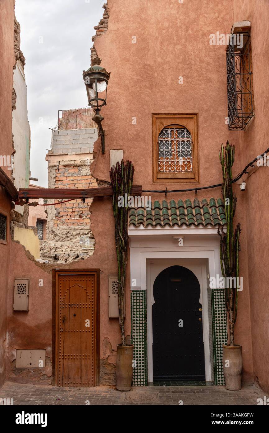 Facade of a damaged house in the Medina of Marrakech Stock Photo - Alamy