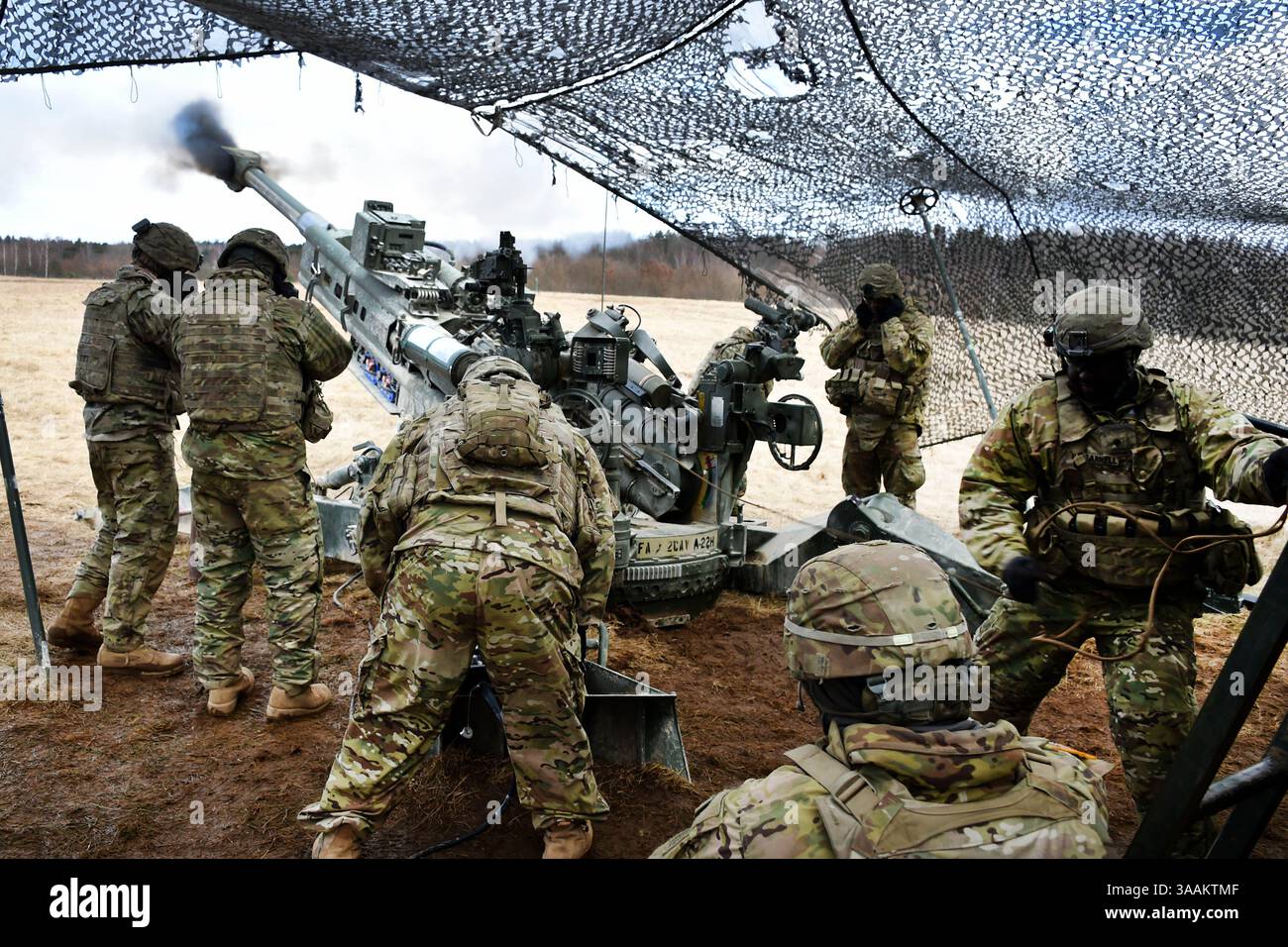 U s army conduct fire mission hi-res stock photography and images - Alamy