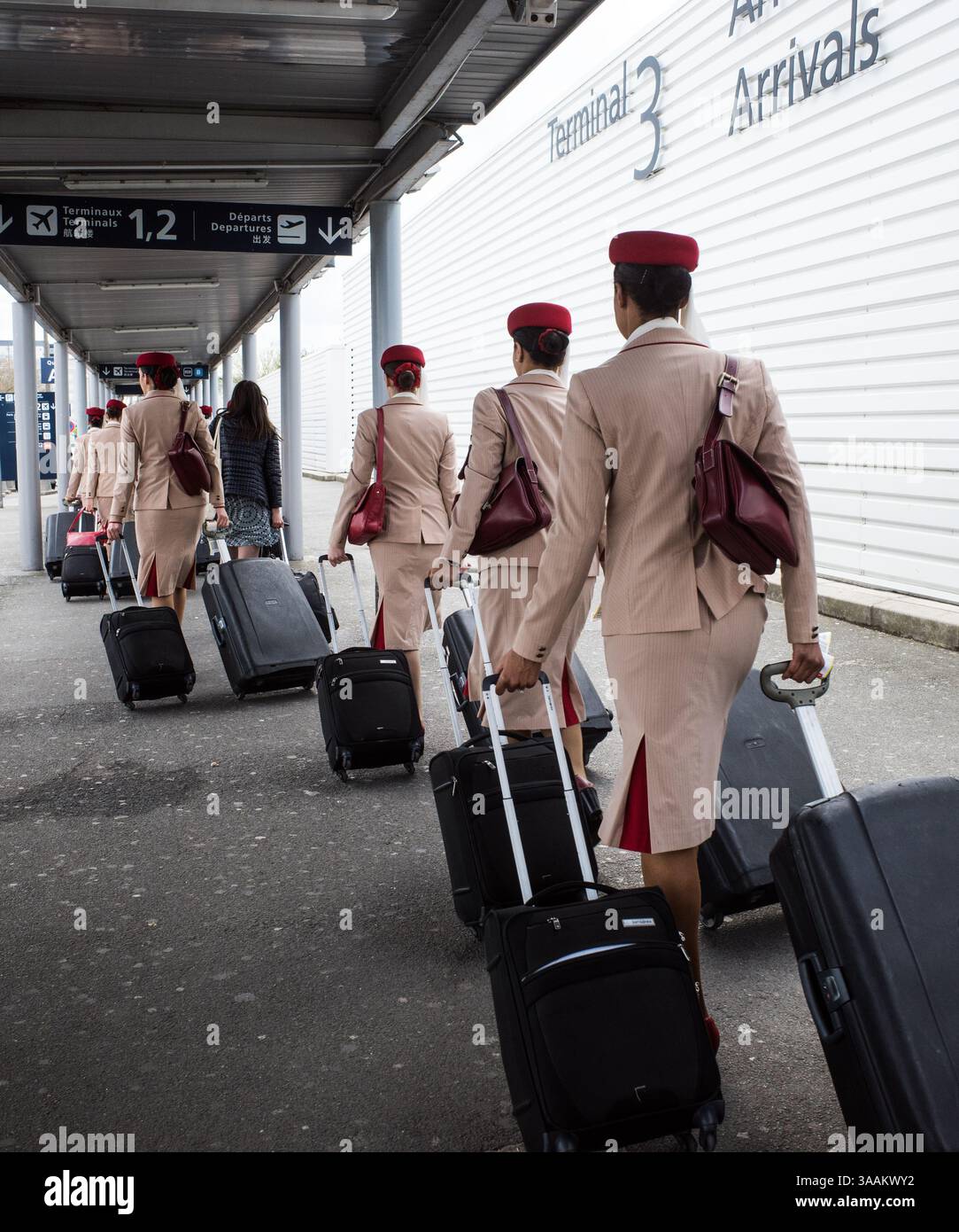 Uniforme hotesses emirates air compagnie hi-res stock photography and ...