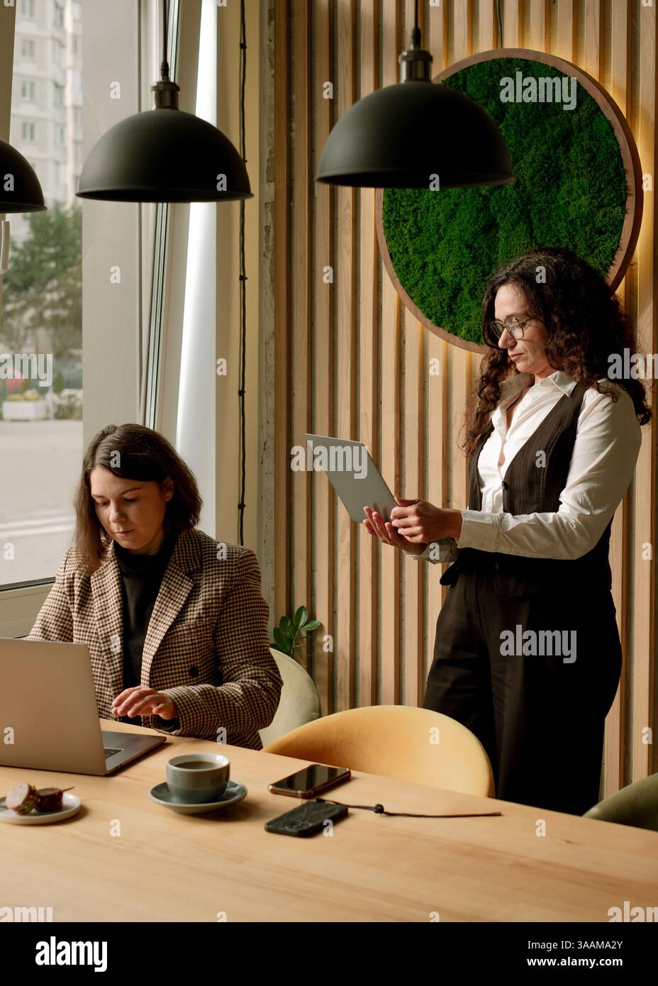 Collaborative teamwork in urban hi-res stock photography and images - Alamy