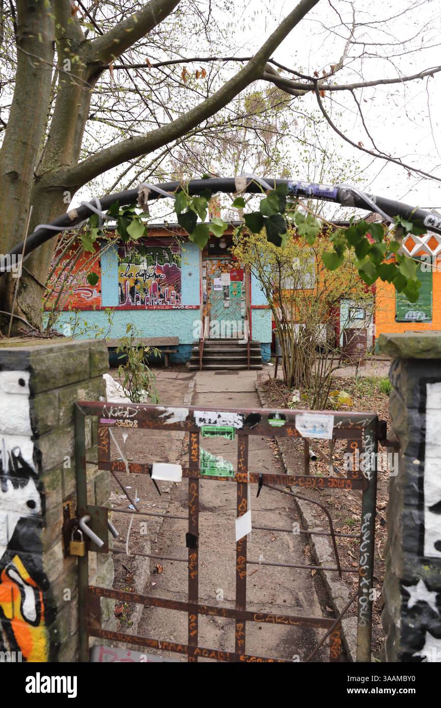 Das besetzte Haus La Datscha am Park Babelsberg in Potsdam, 31. März ...