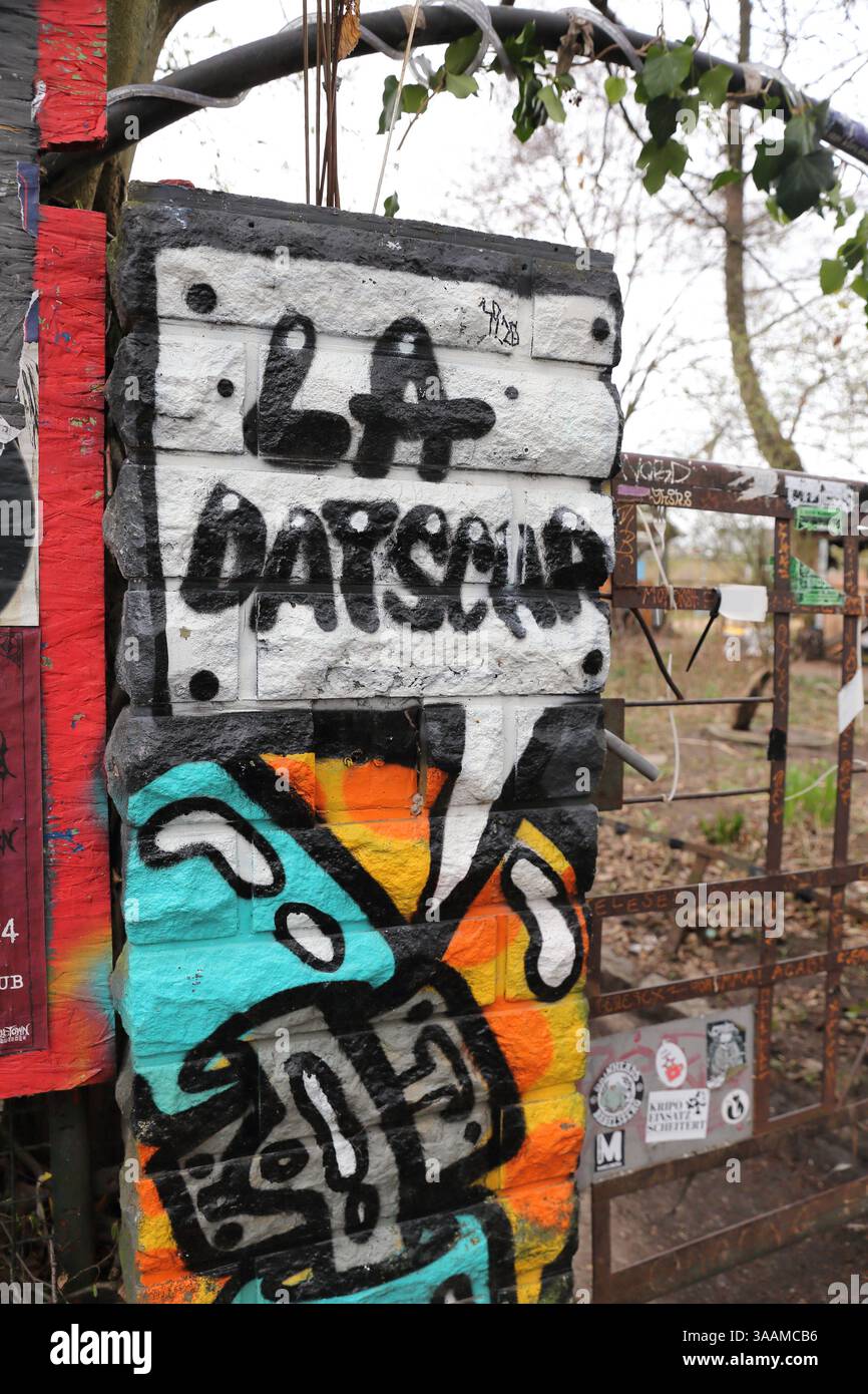 Das besetzte Haus La Datscha am Park Babelsberg in Potsdam, 31. März ...