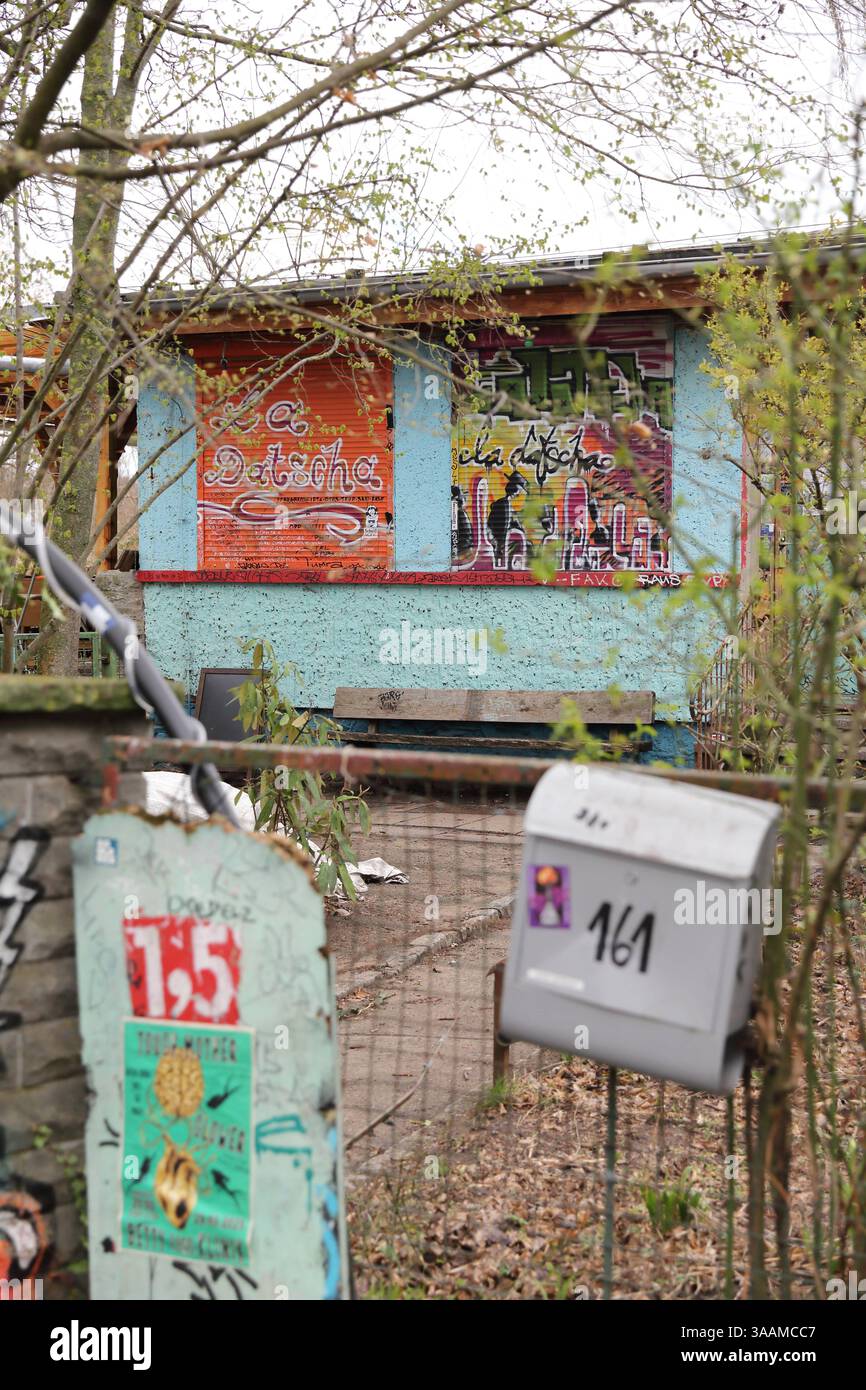 Das besetzte Haus La Datscha am Park Babelsberg in Potsdam, 31. März ...