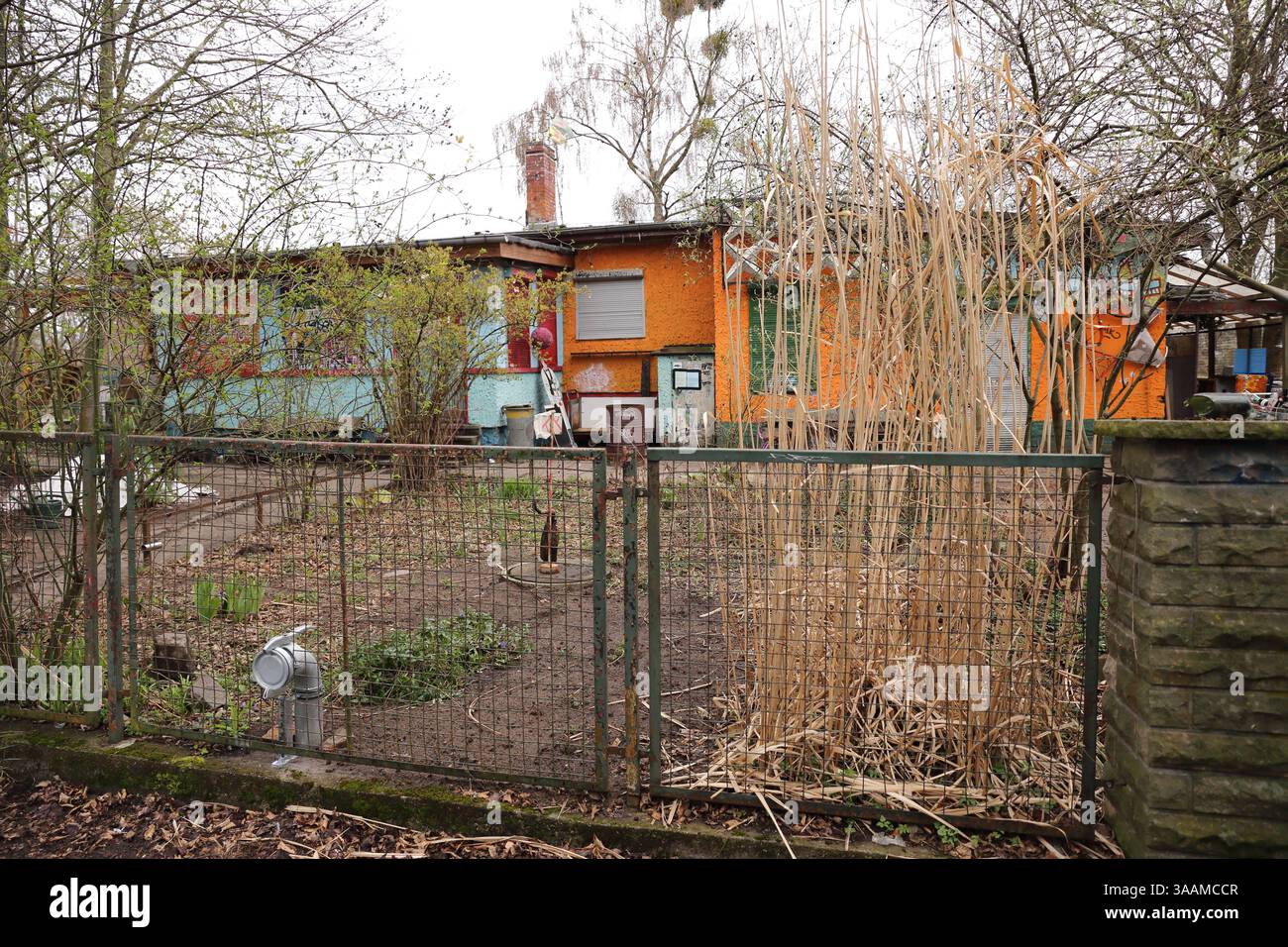 Das besetzte Haus La Datscha am Park Babelsberg in Potsdam, 31. März ...