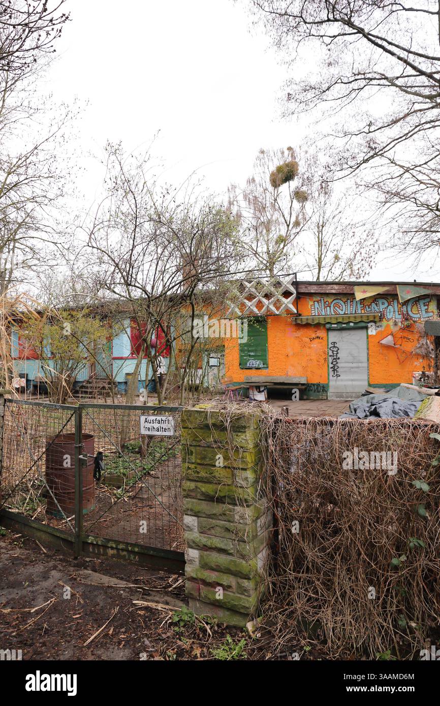 Das besetzte Haus La Datscha am Park Babelsberg in Potsdam, 31. März ...