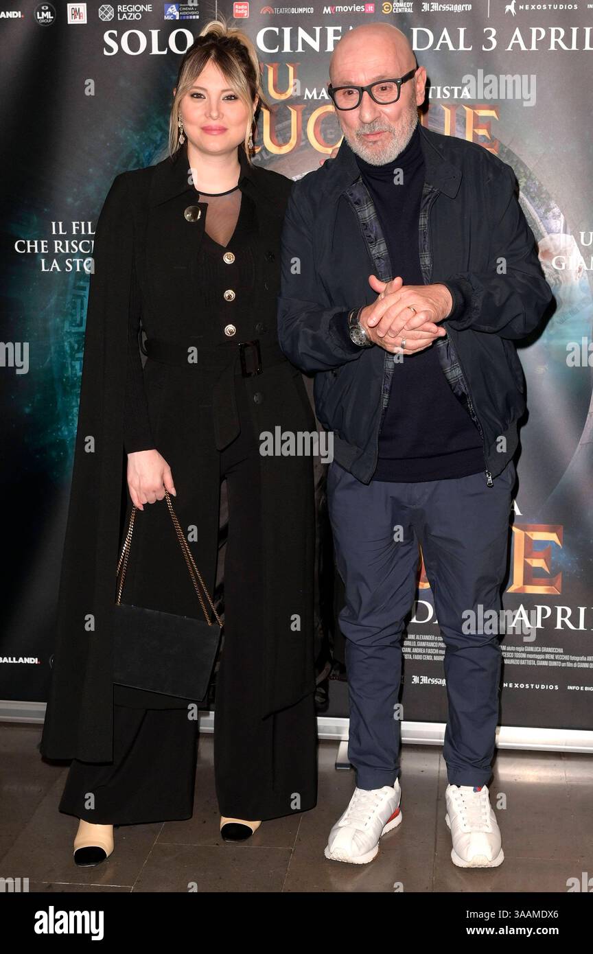 Maurizio Battista mit Partnerin Alessandra Moretti bei der Premiere des ...