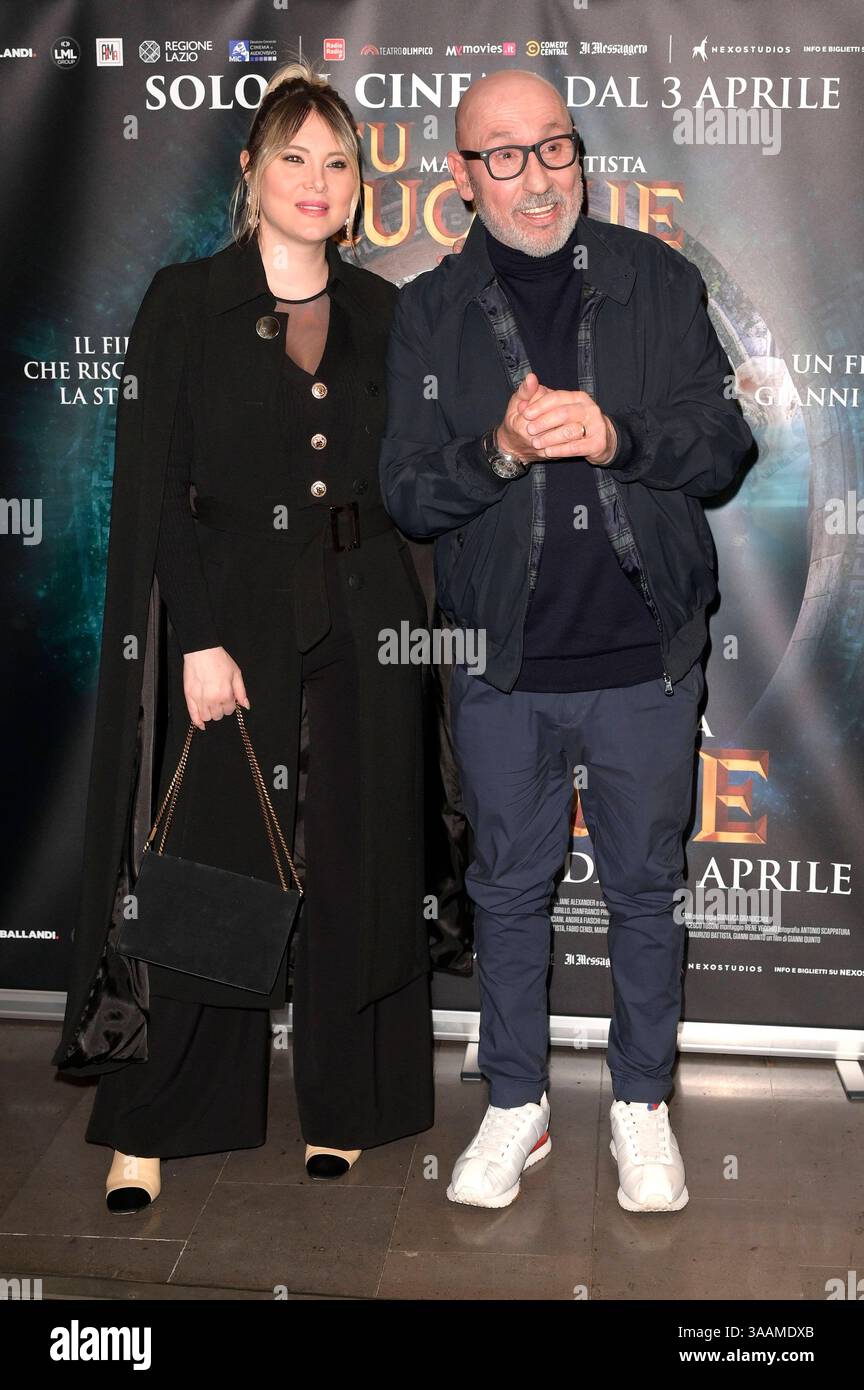 Maurizio Battista mit Partnerin Alessandra Moretti bei der Premiere des ...