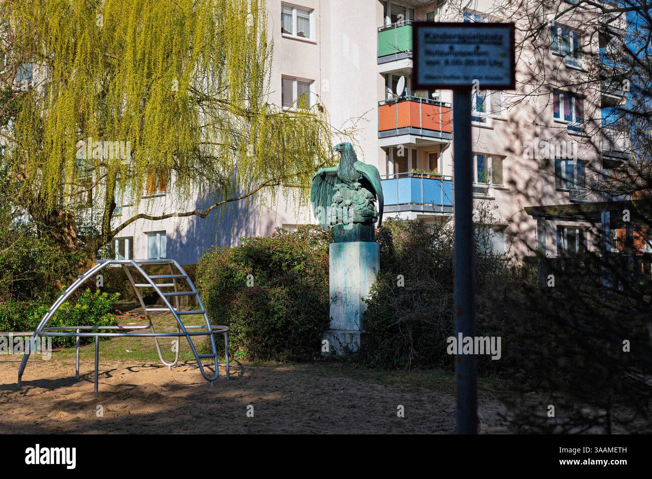 Berlin Spandau OT Haselhorst: Plastik Adlerhorst mit Gelege von Max ...
