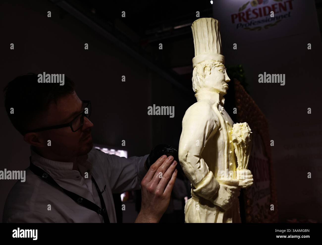 Metz, France. 31st Mar, 2025. An artist makes a chef's statue with ...