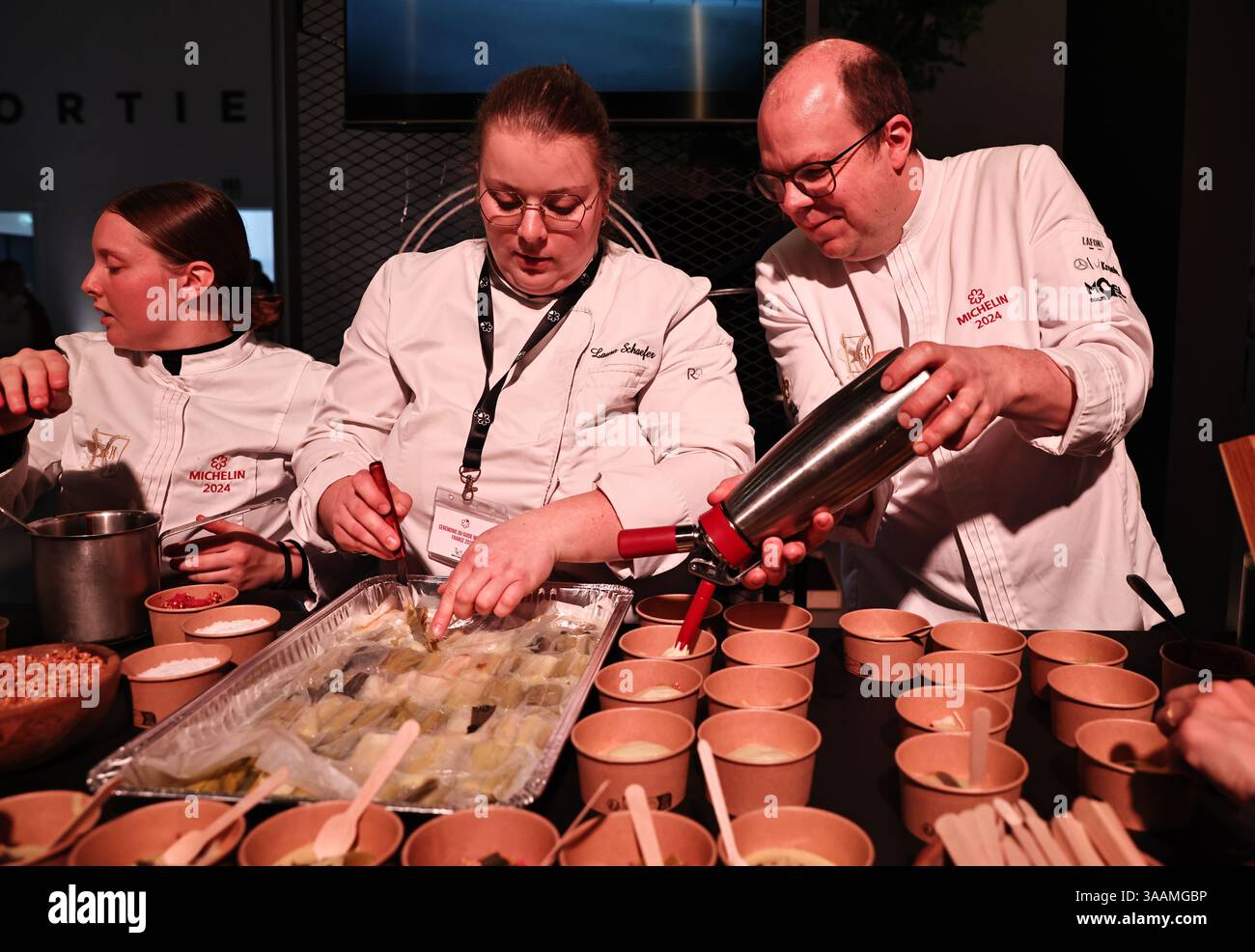 (250401) -- METZ, April 1, 2025 (Xinhua) -- Staff members prepare food ...