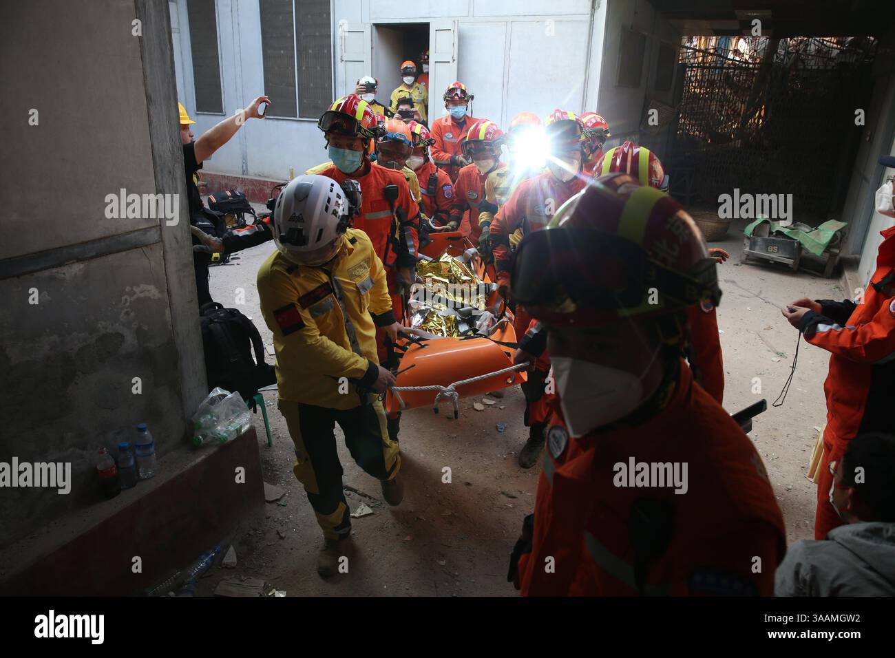 (250401) -- MANDALAY, April 1, 2025 (Xinhua) -- Members from the China ...