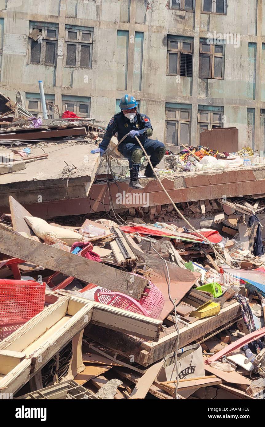 (250401) -- MANDALAY, April 1, 2025 (Xinhua) -- A member of China's ...