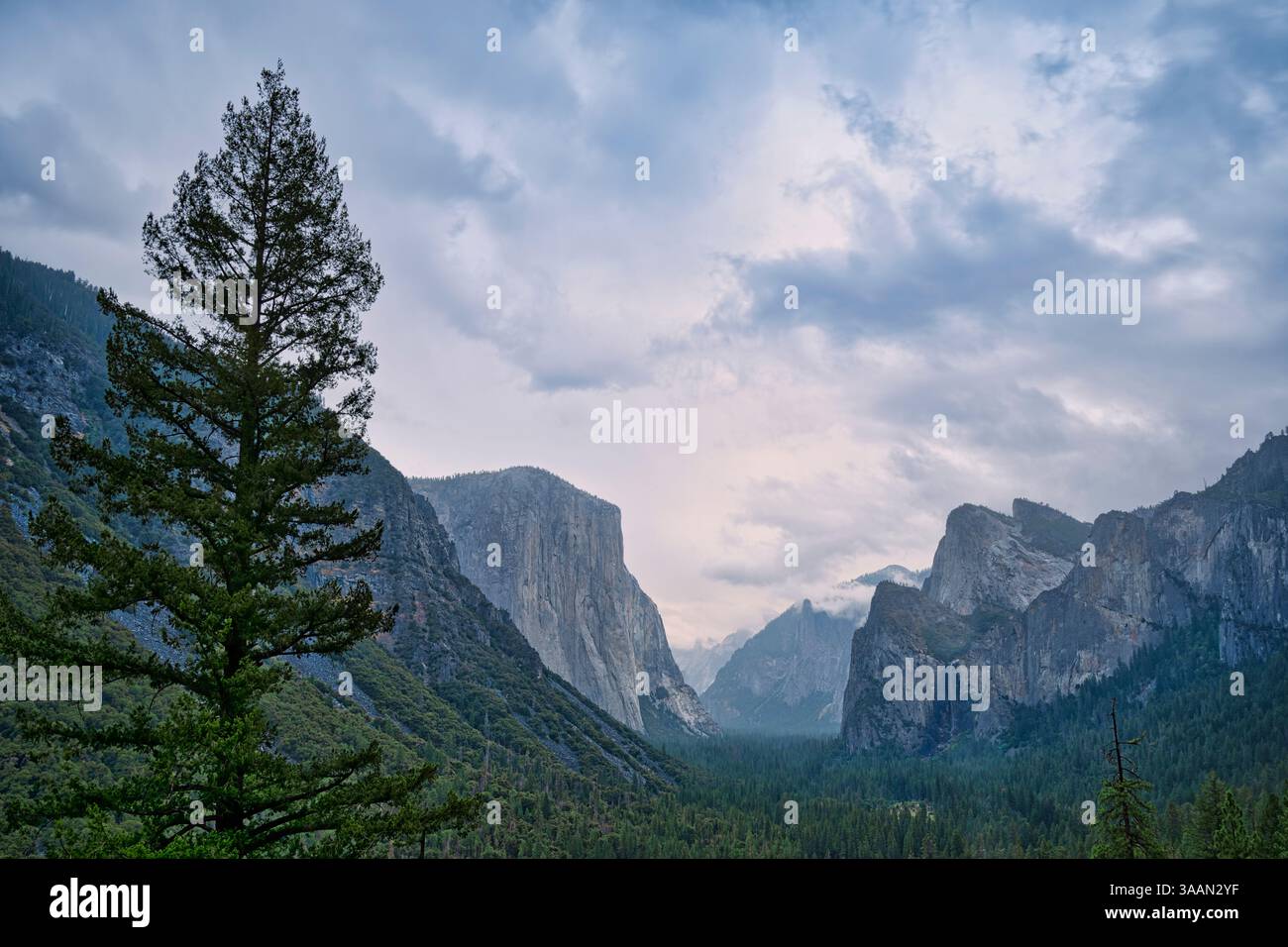 A cloudy morning at the famous Tunnel View - Yosemite National Park ...