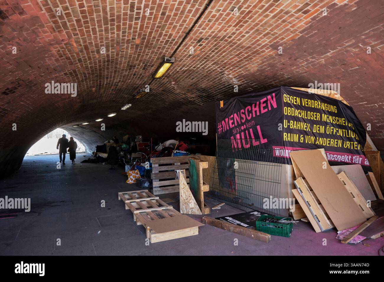 Obdachlosigkeit Deutschland, Berlin, 03.03.2025, Tunnel, Unterführung ...
