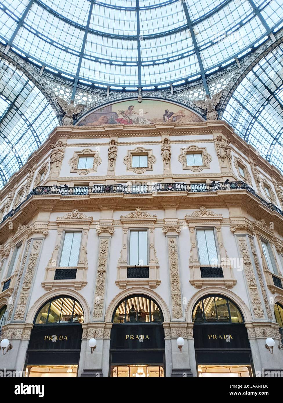 Italie Milan Piazza del Duomo : galerie marchandeItalie Milan Piazza ...