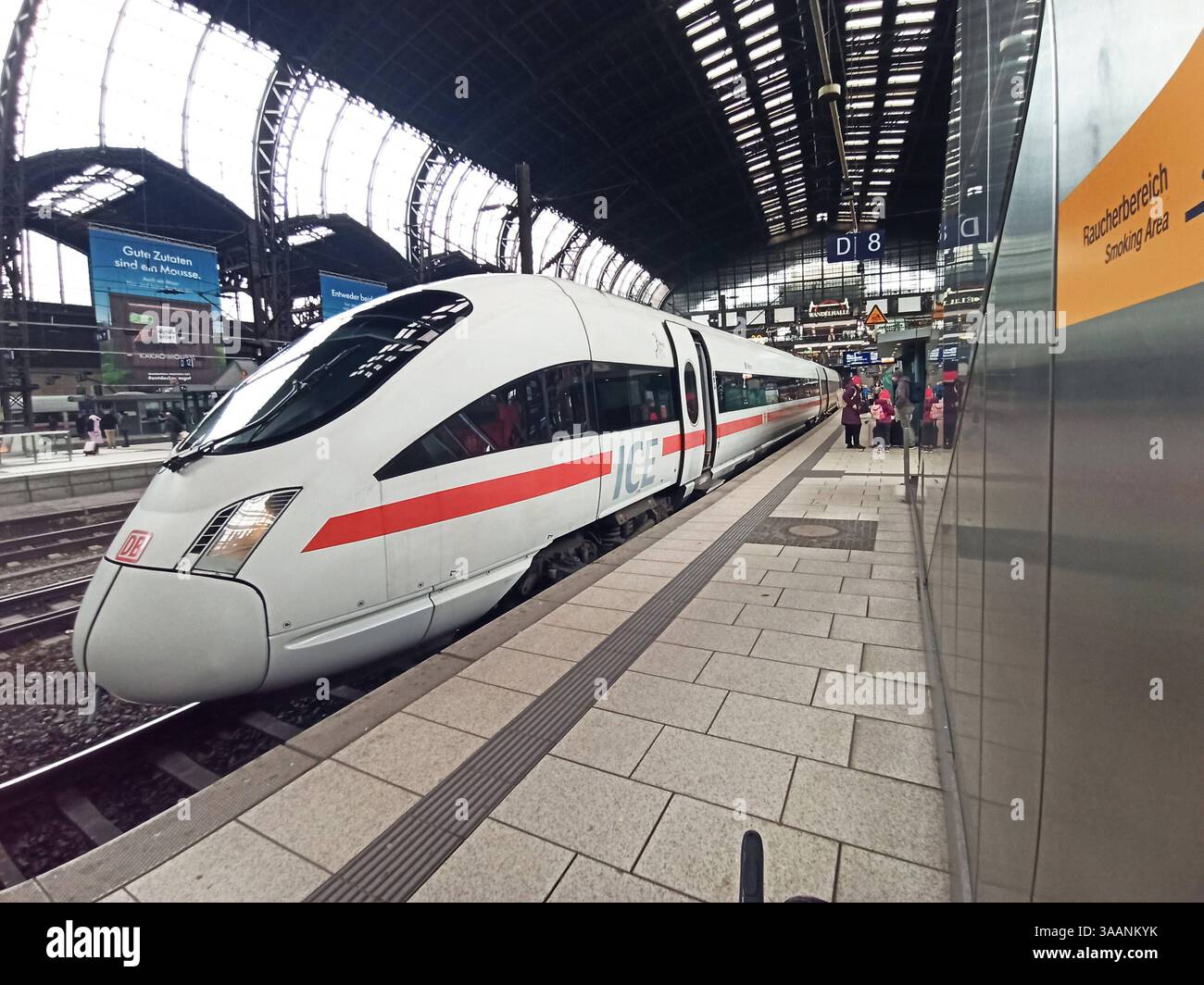 Deutsche-Bahn -Einblicke bei einer Bahnfahrt mit Start im HBf Bahnhof ...
