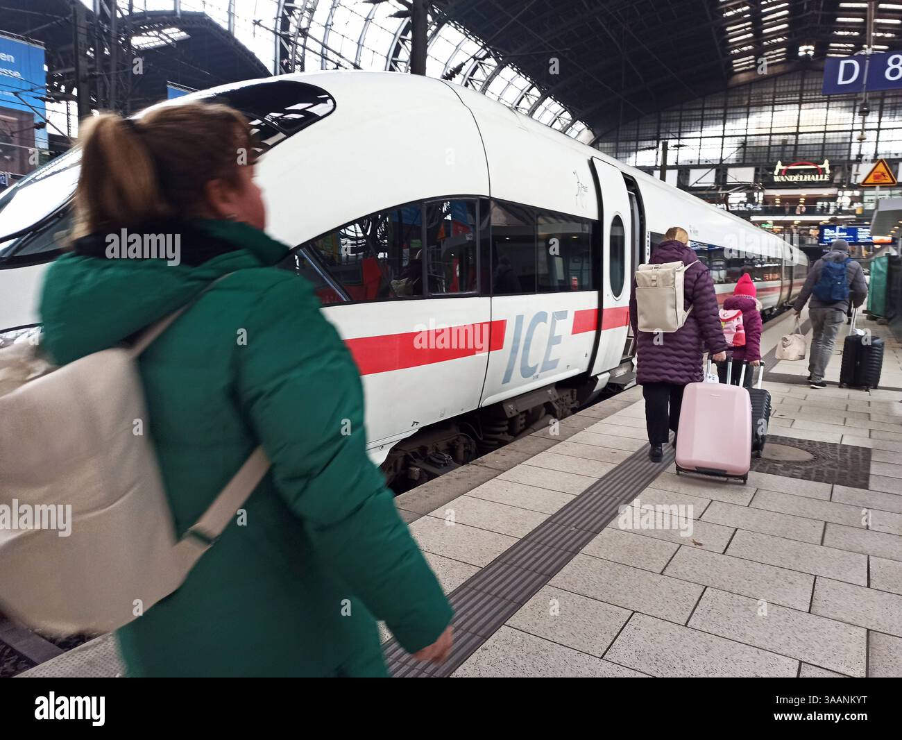 Deutsche-Bahn -Einblicke bei einer Bahnfahrt mit Start im HBf Bahnhof ...