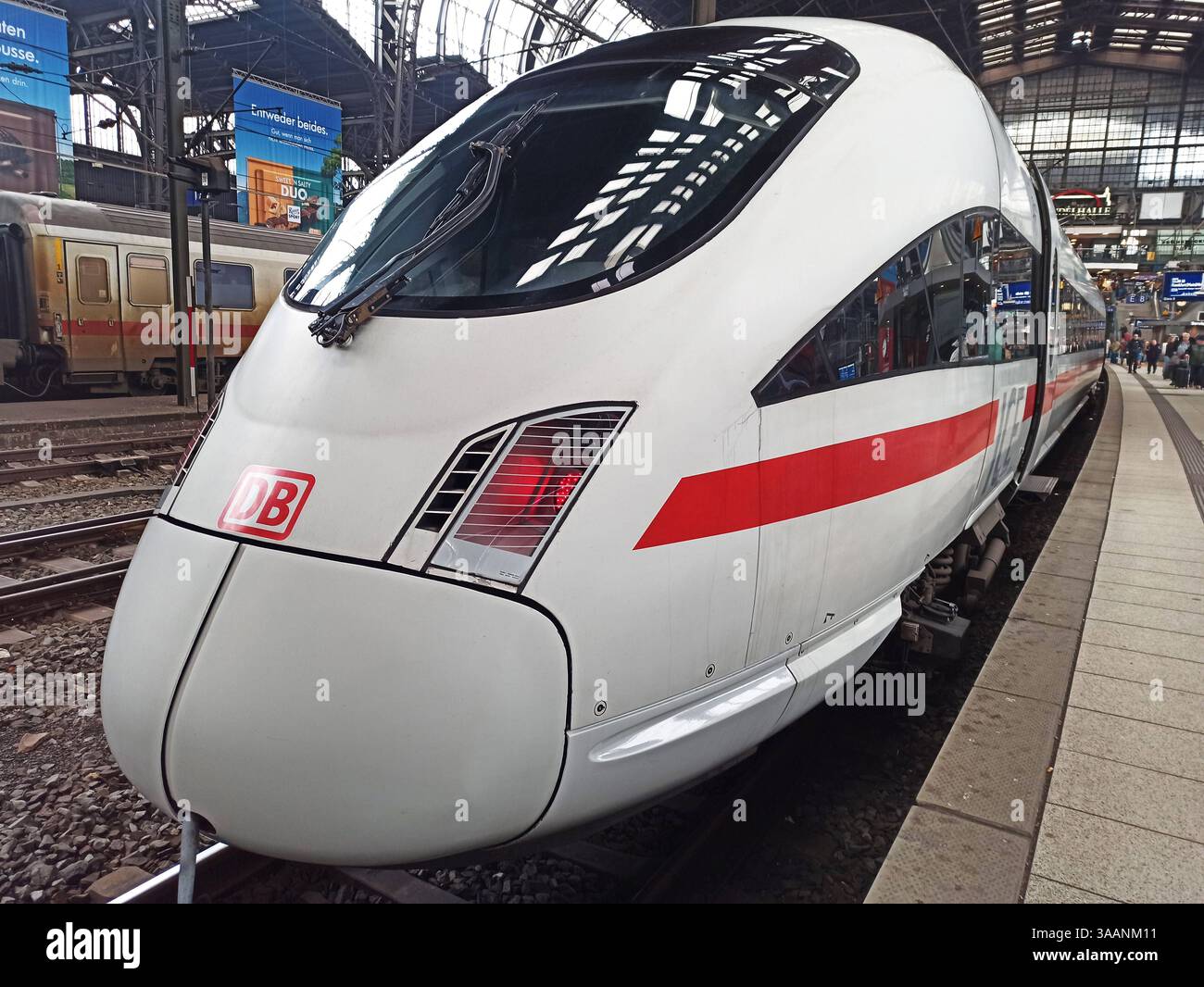 Deutsche-Bahn -Einblicke bei einer Bahnfahrt mit Start im HBf Bahnhof ...