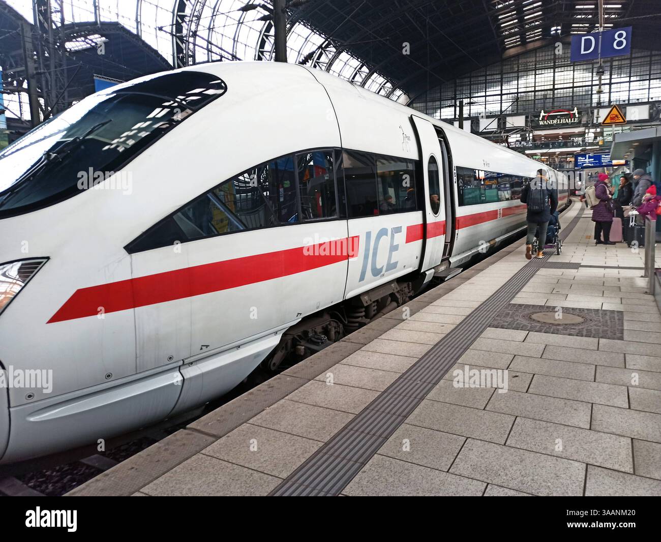Deutsche-Bahn -Einblicke bei einer Bahnfahrt mit Start im HBf Bahnhof ...