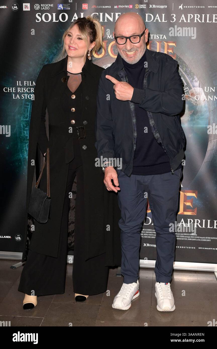 Maurizio Battista mit Partnerin Alessandra Moretti bei der Premiere des ...