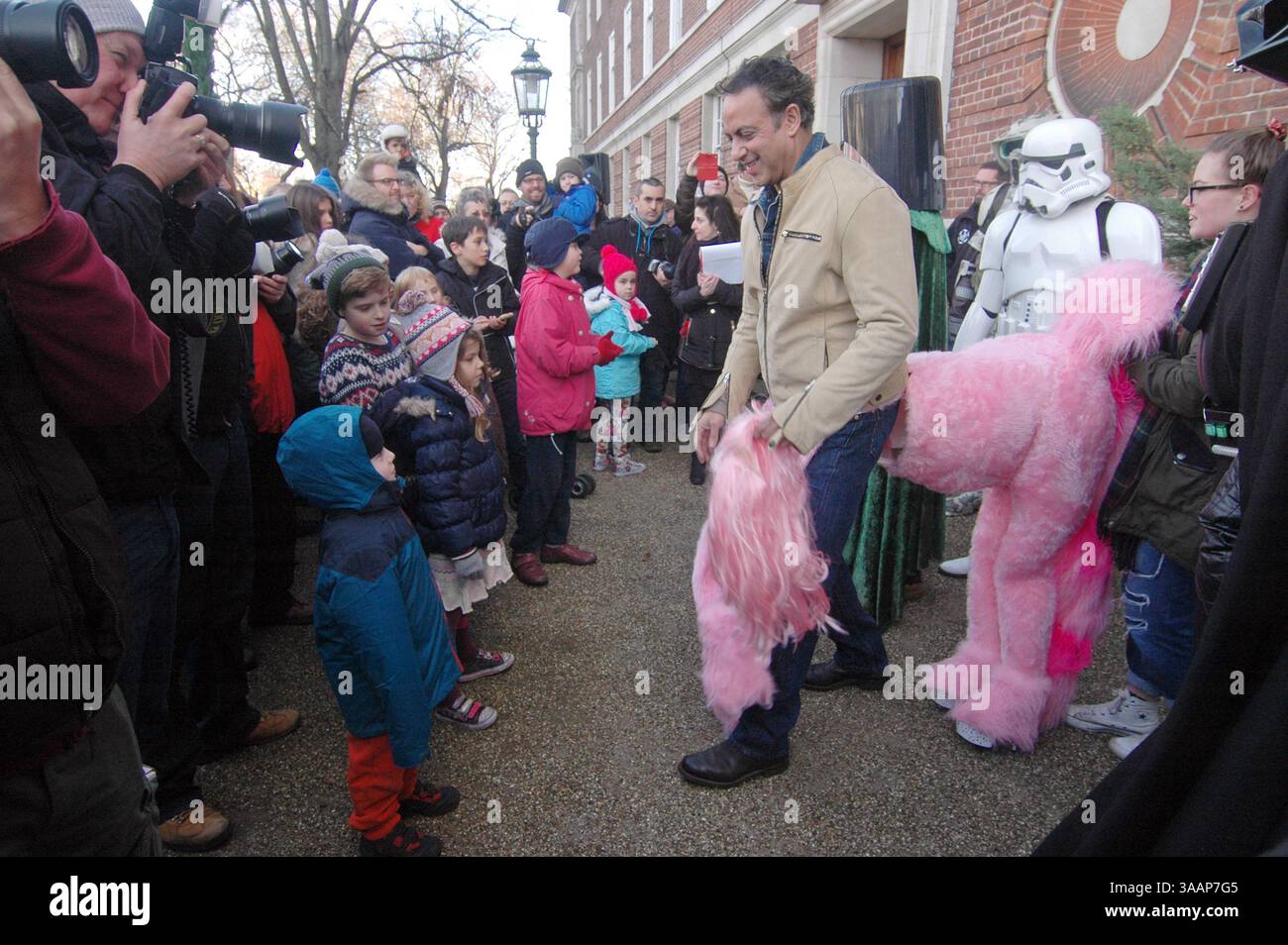 Jimmi Harkishin who plays Devendra 'Dev' Alahan in Coronation Street ...