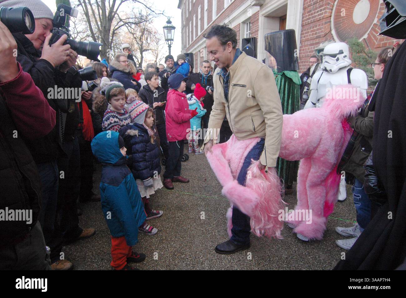 Jimmi Harkishin who plays Devendra 'Dev' Alahan in Coronation Street ...