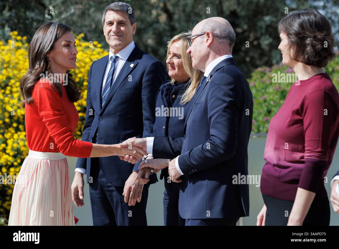 Queen Letizia (left) with the mayoress of Granada, Marifrán Carazo ...