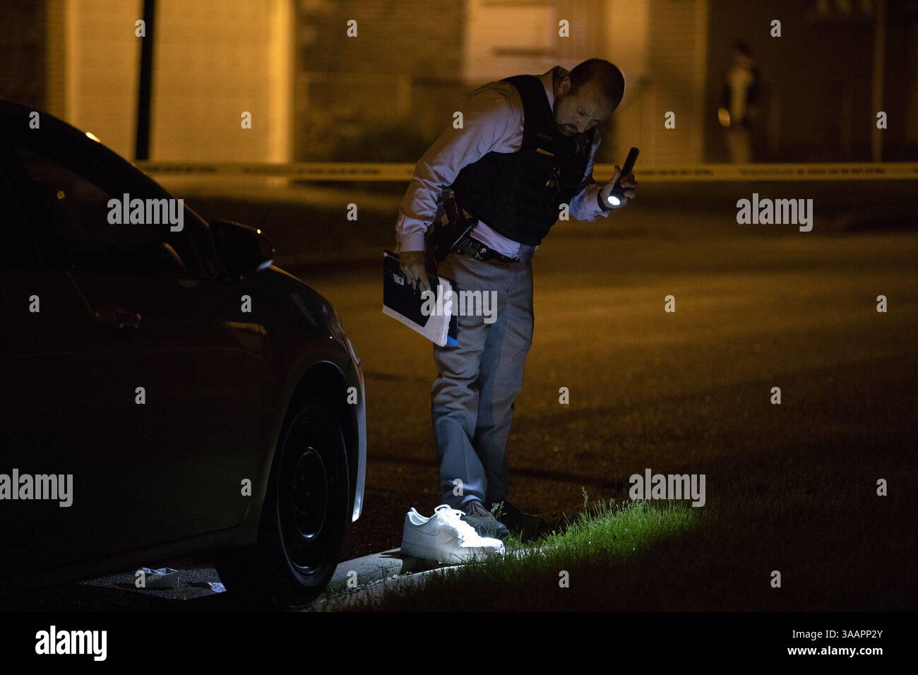 May 26, 2018 - Chicago, IL, USA - A Chicago police officer shines a ...