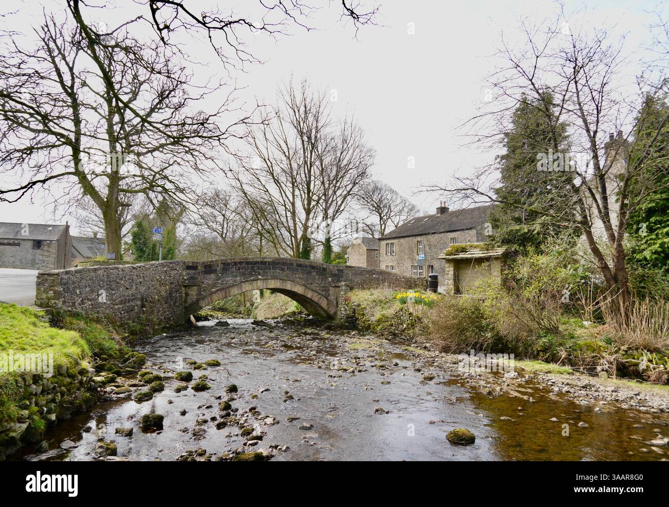 Stone bridge over Clapham Beck in the centre of the village Stock Photo ...