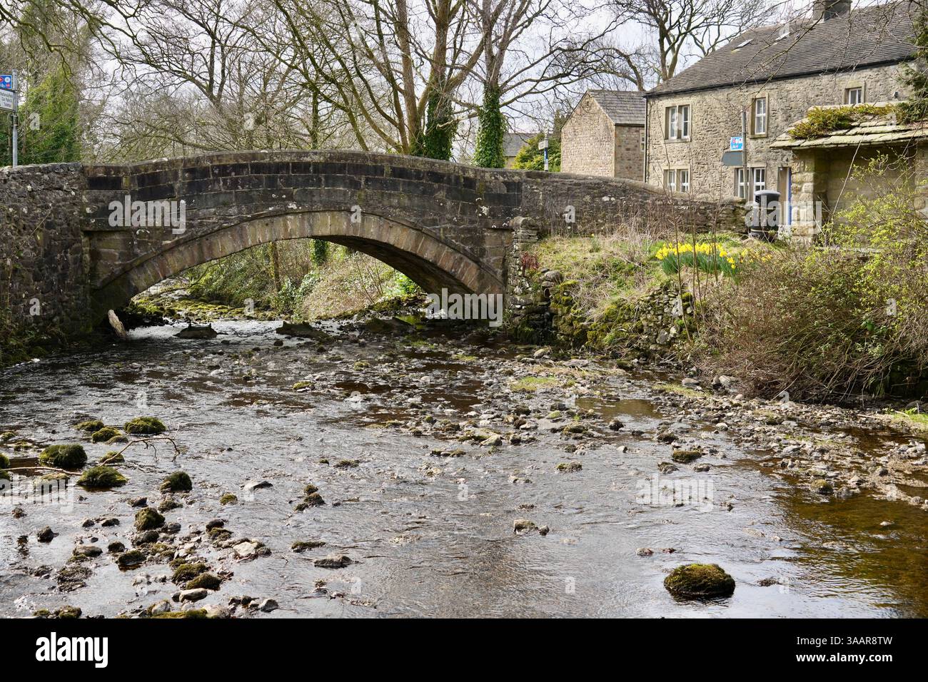 Stone bridge over Clapham Beck in the centre of the village Stock Photo ...