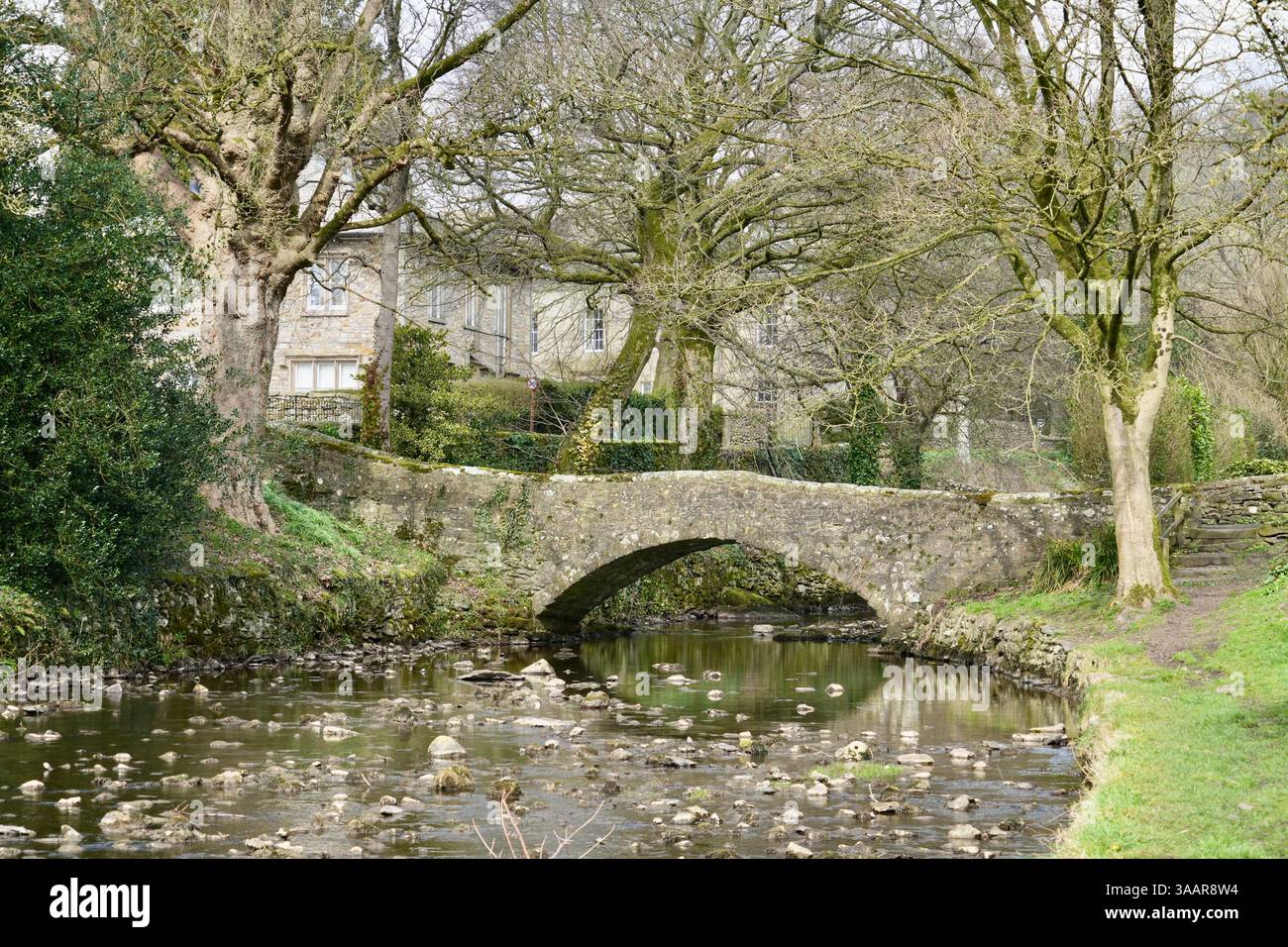 Stone bridge over Clapham Beck in the centre of the village Stock Photo ...