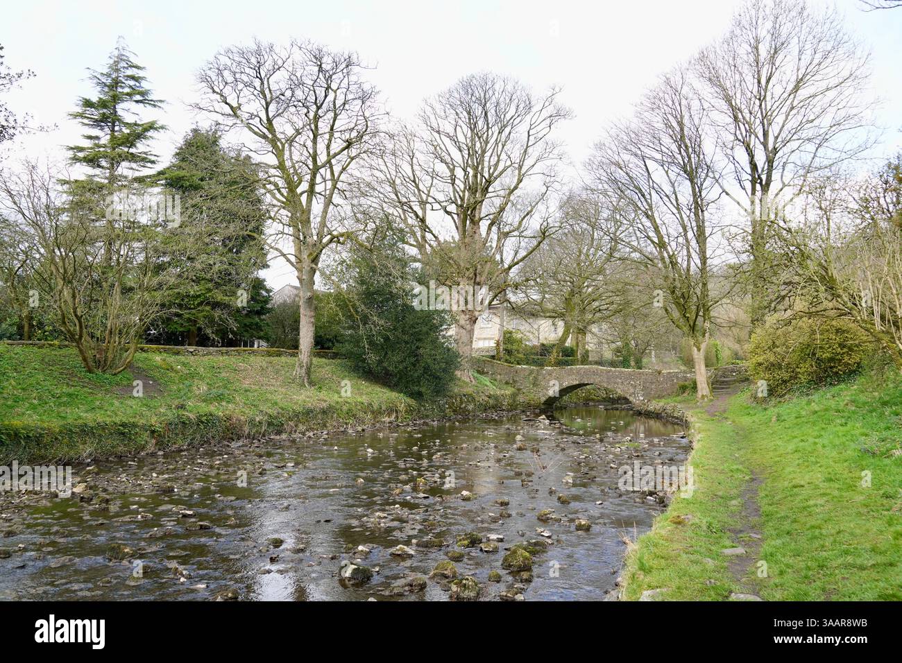 Stone bridge over Clapham Beck in the centre of the village Stock Photo ...