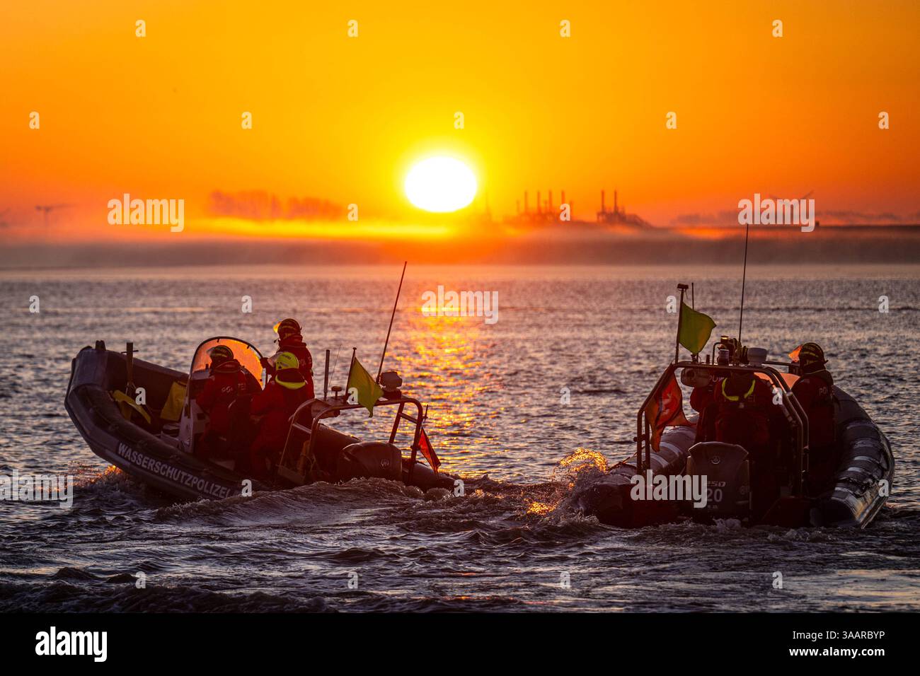 Nordenham, Germany. 01st Apr, 2025. German police waterborne units are ...