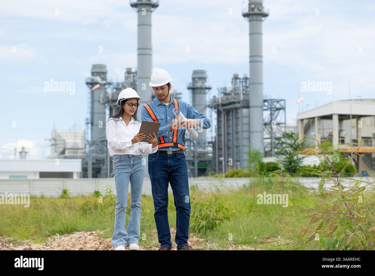 Professional petroleum refinery engineer team working together meeting ...