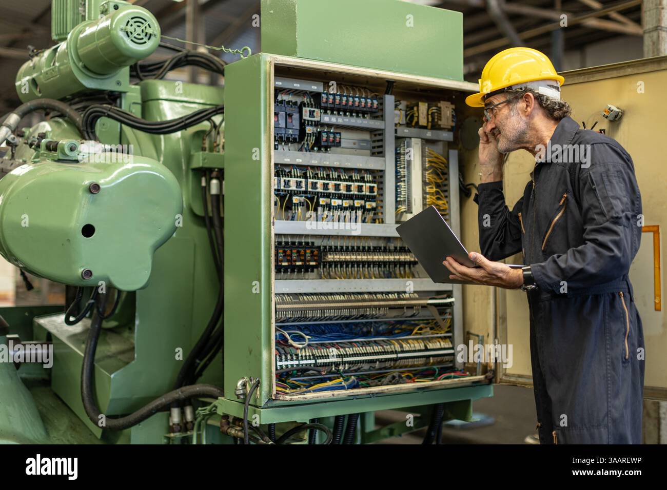 Senior Professional Electrician engineer supervisor service maintenance ...